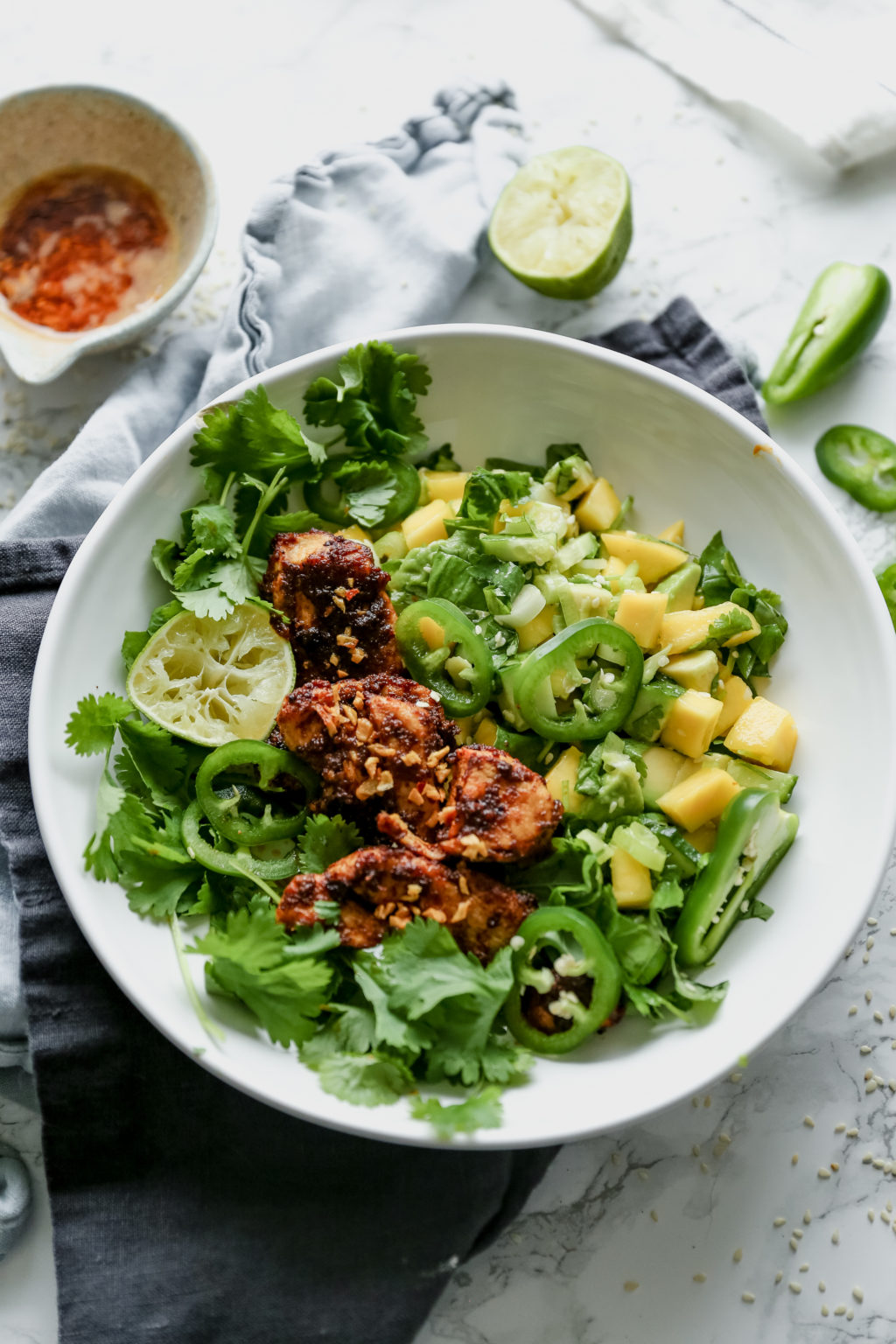 Crispy kylling med mango og agurksalat - Fitfocus